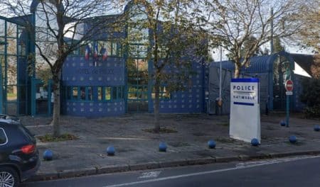 Deux policiers blessés dans une attaque à la hache devant leur commissariat