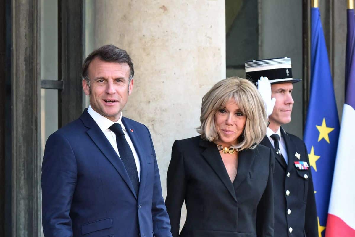 Emmanuel Macron giflé par Brigitte à bord de l'avion présidentiel ...