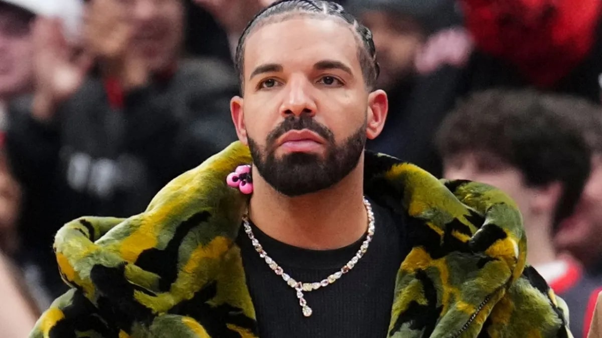 Drake devient la risée d’Internet après que les gens ont remarqué un détail étonnant sur une ...