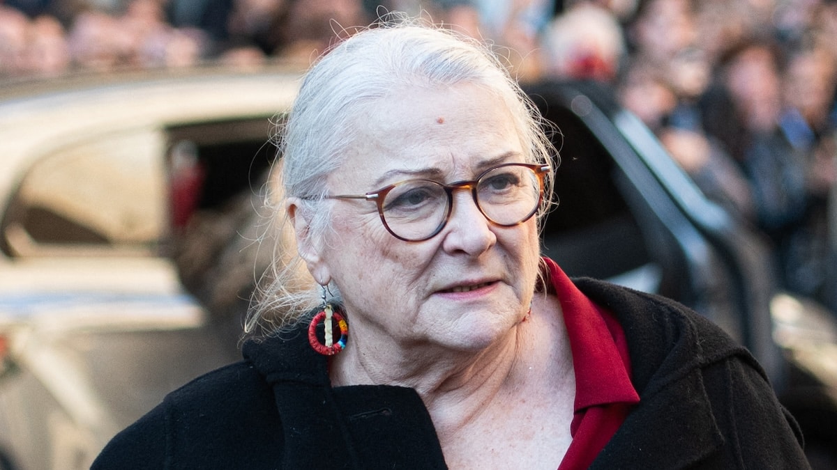 Josiane Balasko assume pleinement son corps : elle pose en maillot de ...