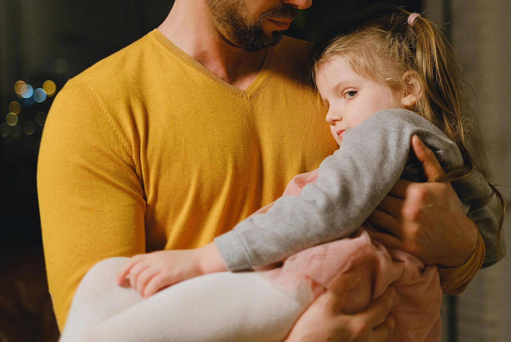 Une fillette de 6 ans reste plusieurs heures à côté du corps sans vie de sa mère