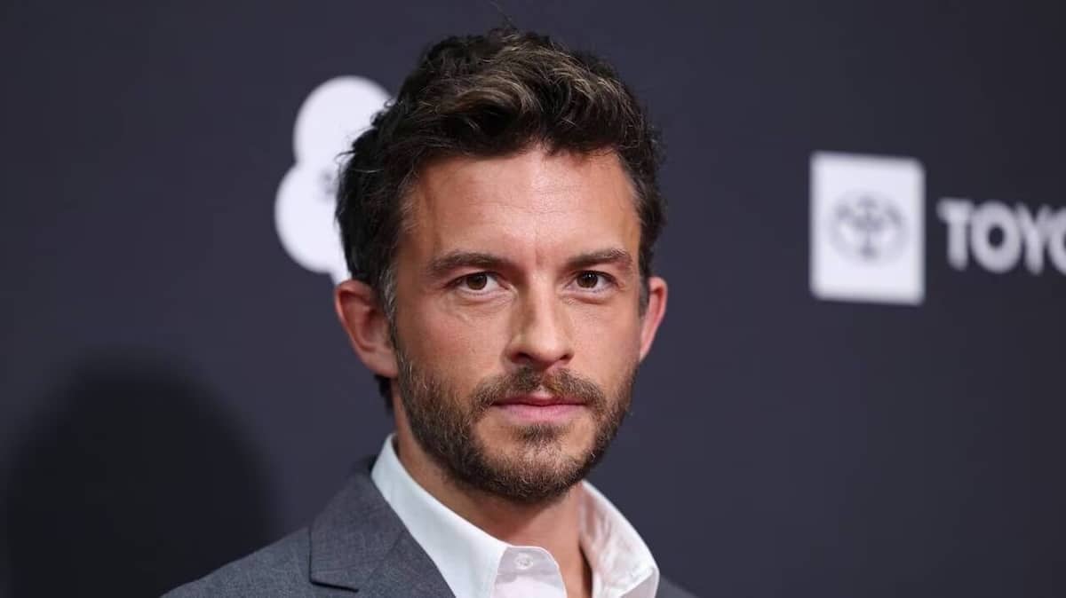 L'acteur Jonathan Bailey élu l'homme le plus sexy du monde pour l'année ...