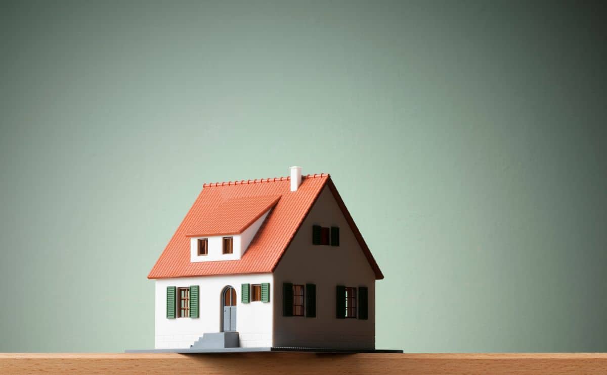 À 78 ans, il met dehors les squatteurs qui vivaient chez lui — son ...