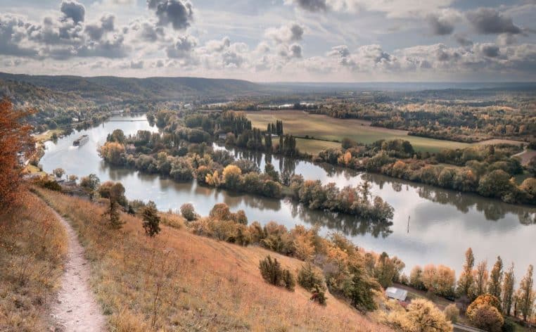 Drame à Paris : un couple meurt noyé après la chute de leur voiture ...