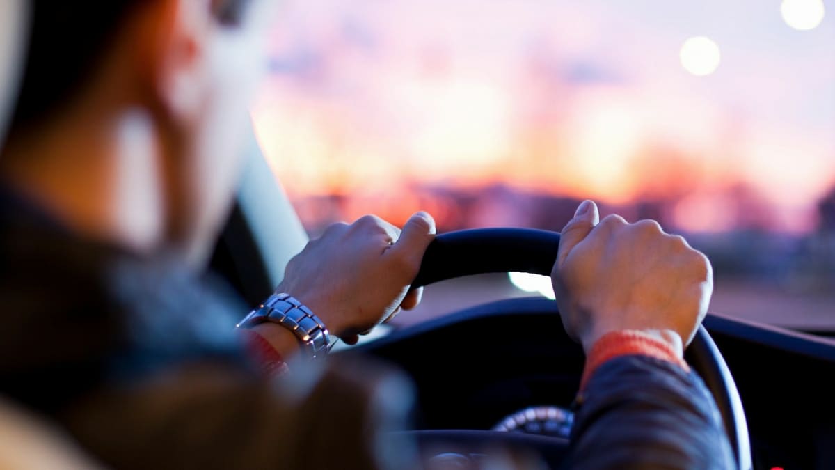 Un automobiliste au volant d’une BMW frôle le drame en empêchant une ...