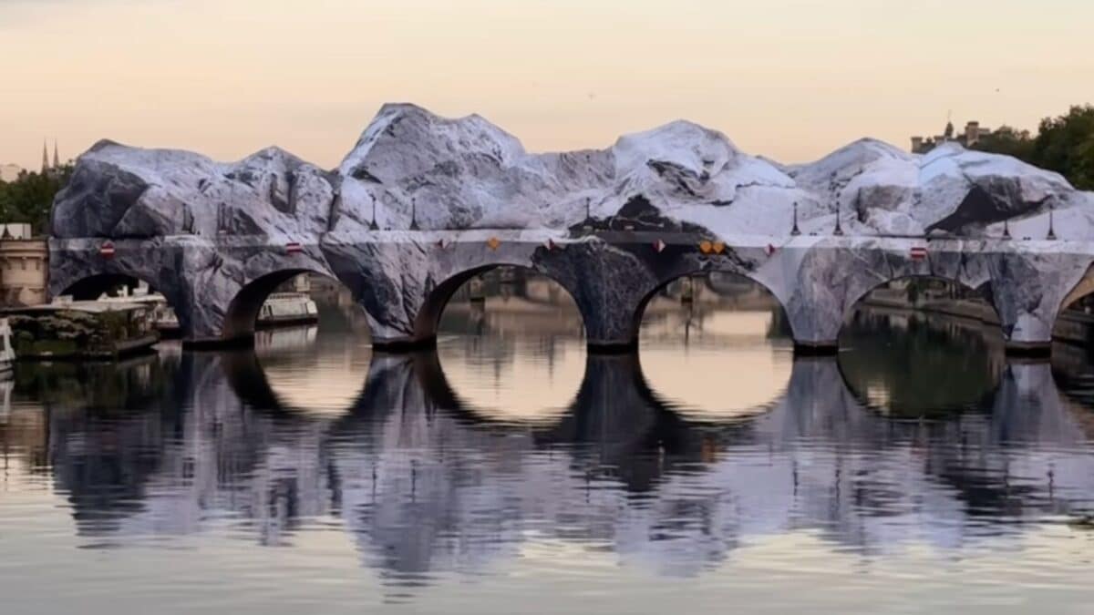 Le Pont-Neuf transformé en “caverne” géante à Paris (vidéo)