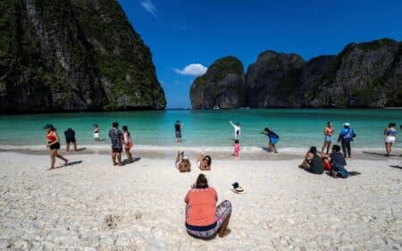 Twerk en pleine rue, touristes nus… Face aux incivilités, la Thaïlande ...