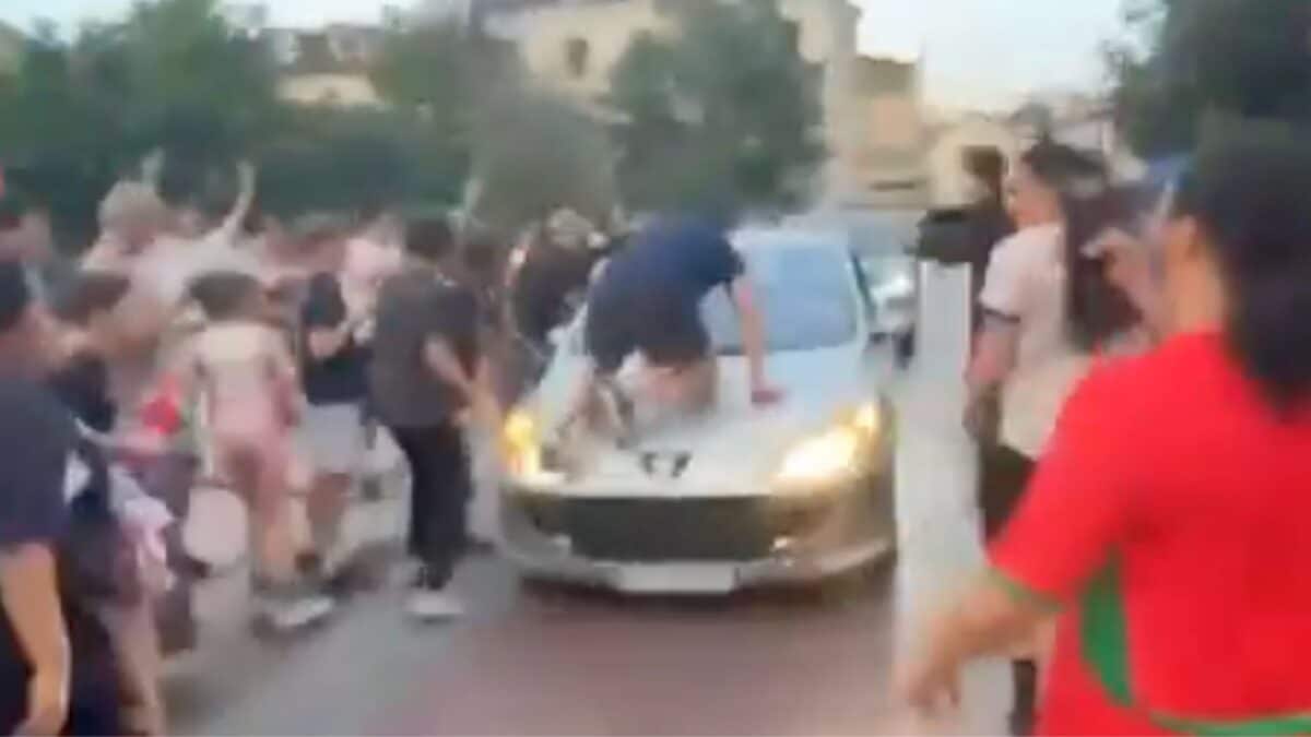 Le député macroniste Karl Olive monte sur une voiture après la victoire ...