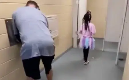 Ce père décide de vérifier les toilettes avant d’y laisser entrer sa ...